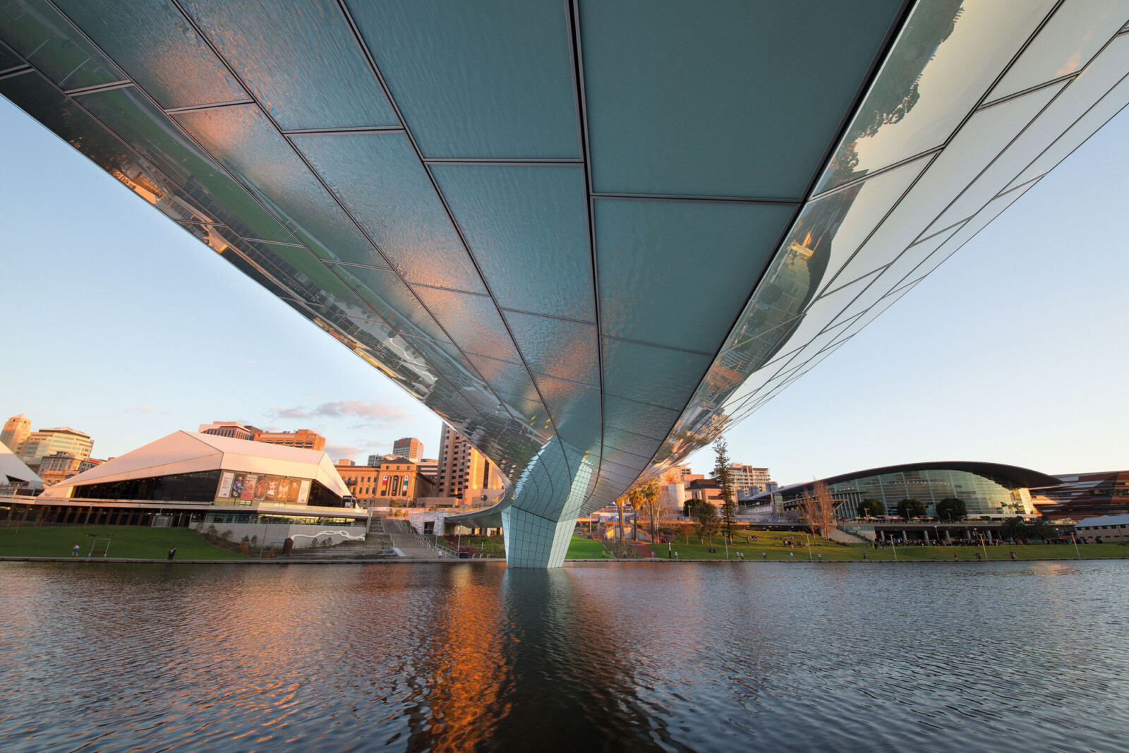 Adelaide Riverbank Pedestrian Bridge – Tonkin Zulaikha Greer